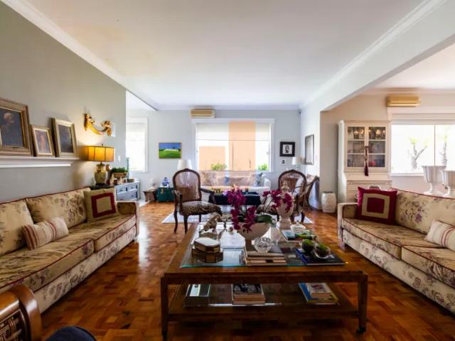 Apartamento 332 m2 mobiliado, com 5 dormitórios sendo 1 suíte, sala 4 ambientes e 2 vagas