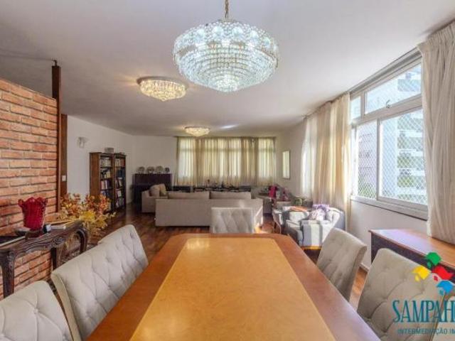 Apartamento 3 dormitórios, mais uma suíte, com 198 metros de área útil e duas vagas!