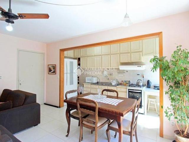 Apartamento 3 dormitórios no bairro Passo da Areia com churrasqueira e lareira