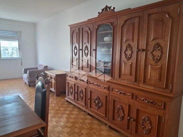 Apartamento 3 dormitórios com dependência, vaga de garagem coberta, Bairro Independência em Porto Al