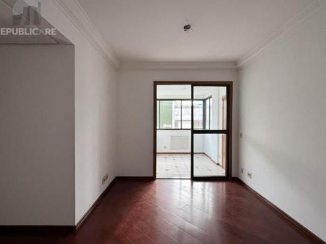 Apartamento 3 dormitórios com sacada, suíte e vaga de garagem no Menino Deus