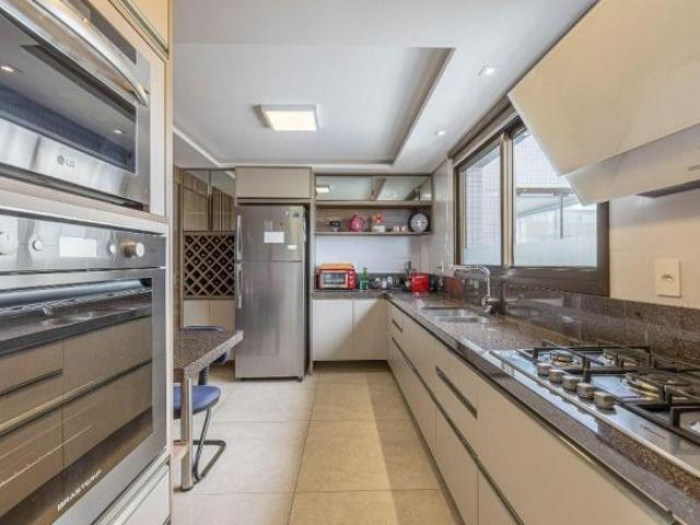 Apartamento 3 dormitórios, sacada 2 vagas no Petrópolis