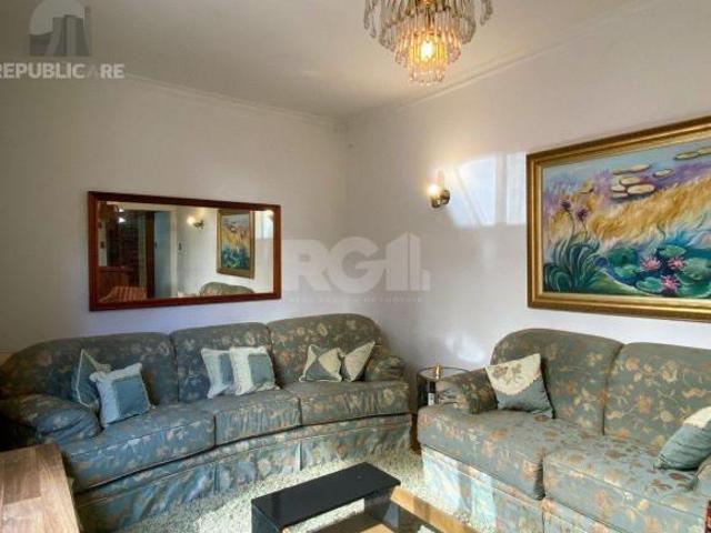 Apartamento 3 dormitórios, sendo 1 suíte, com 2 salas de estar, junto à Praça da