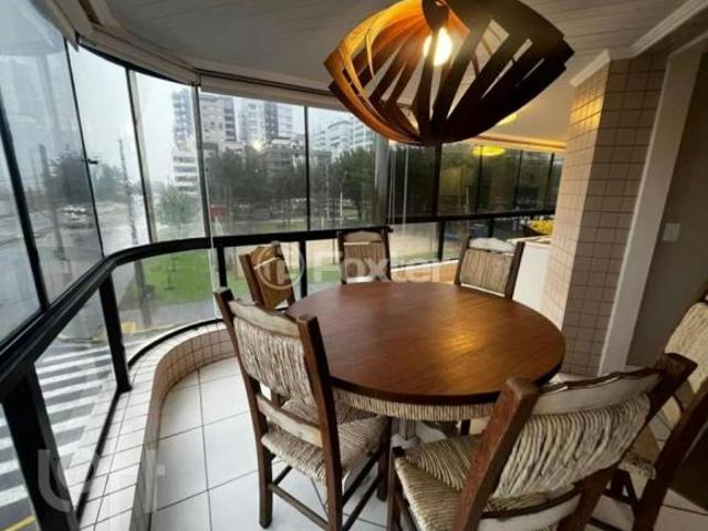 Apartamento, 3 dormitórios, 140 m², em Centro
