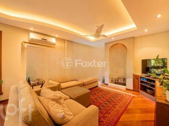 Apartamento, 3 dormitórios, 140 m², em Petrópolis