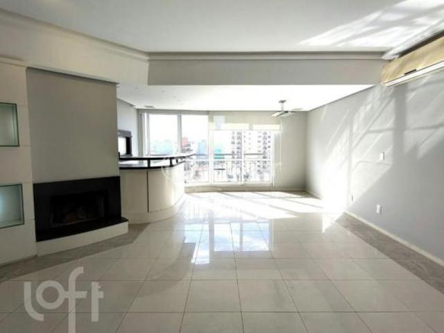 Apartamento, 3 dormitórios, 144 m², em Centro