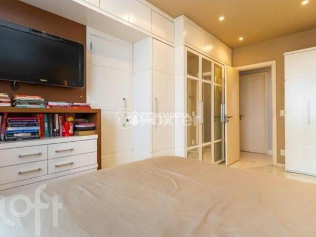 Apartamento, 3 dormitórios, 148.22 m², em Petrópolis