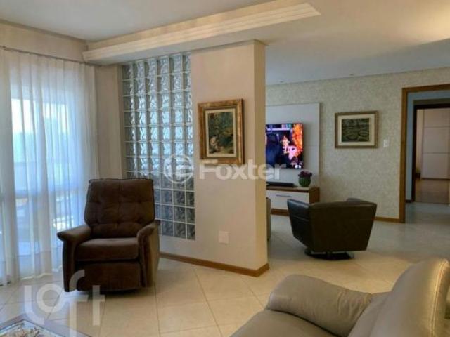 Apartamento, 3 dormitórios, 152 m², em Centro