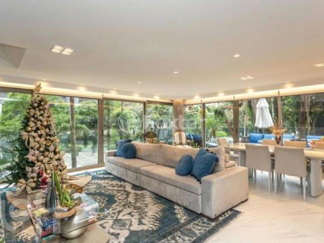 Apartamento, 3 dormitórios, 157.22 m², em Petrópolis