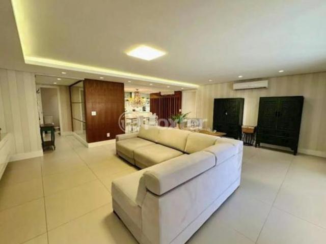 Apartamento, 3 dormitórios, 166 m², em Centro