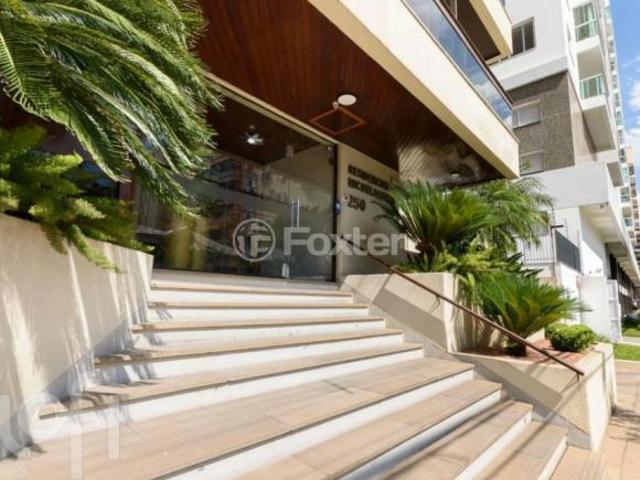 Apartamento, 3 dormitórios, 171 m², em Centro