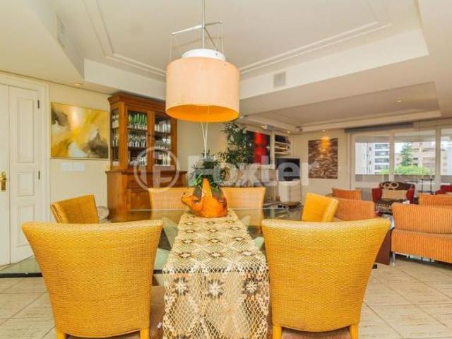 Apartamento, 3 dormitórios, 186.15 m², em Petrópolis