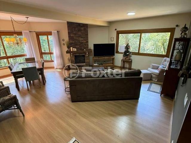 Apartamento, 3 dormitórios, 119 m², em Centro