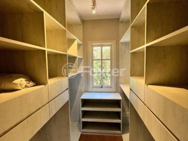 Apartamento, 3 dormitórios, 123 m², em Centro