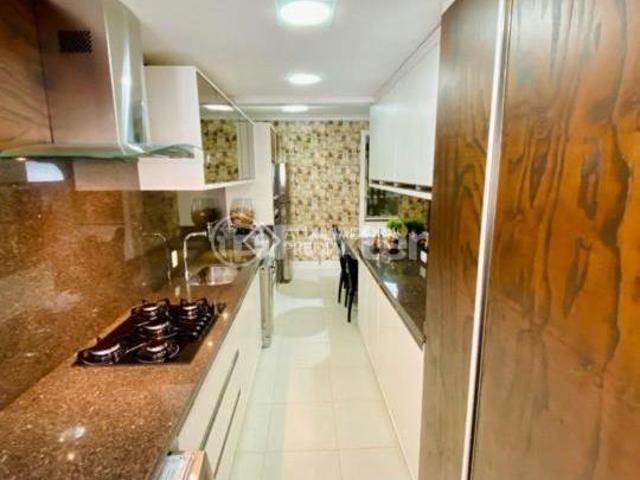 Apartamento, 3 dormitórios, 124 m², em Centro
