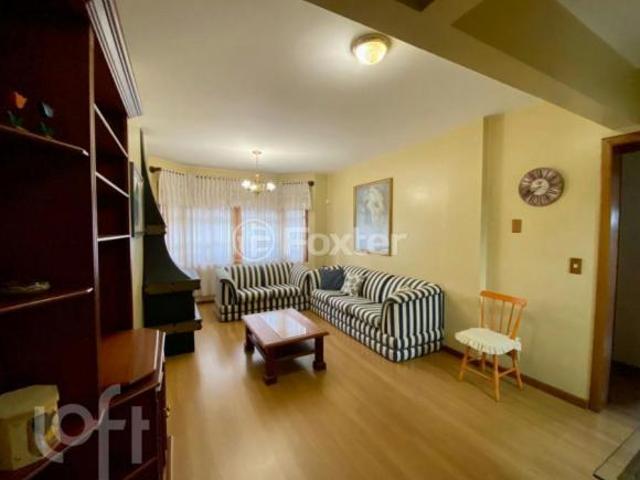 Apartamento, 3 dormitórios, 130 m², em Centro