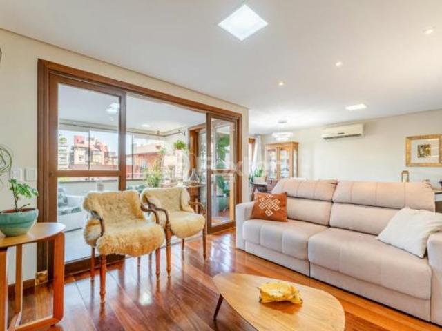 Apartamento, 3 dormitórios, 135 m², em Petrópolis