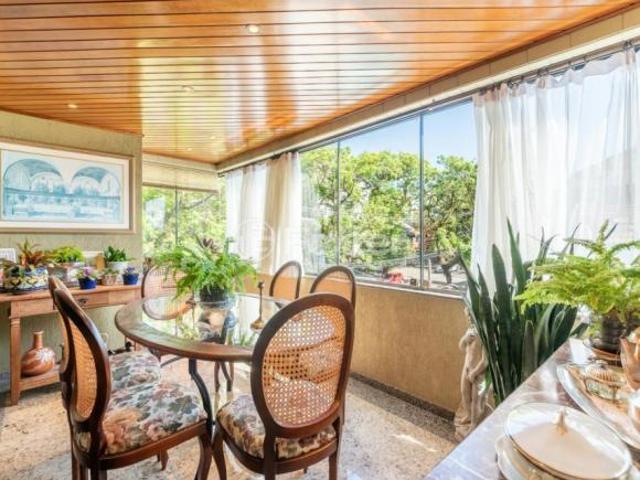 Apartamento, 3 dormitórios, 136 m², em Petrópolis