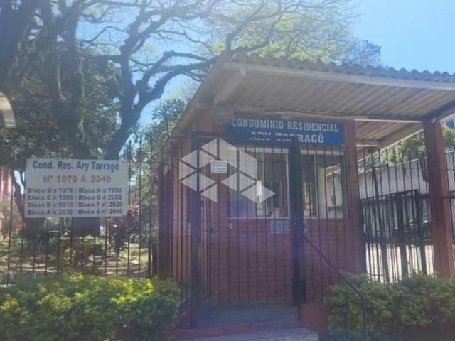 Apartamento 3 dormitórios, 1 banheiro, sala, cozinha com armários, vaga de garagem