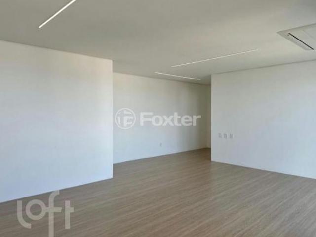 Apartamento, 3 dormitórios, 241.21 m², em Centro