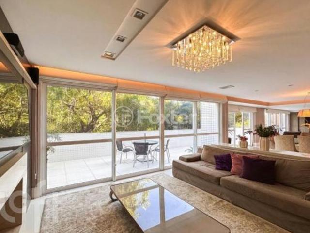 Apartamento, 3 dormitórios, 258 m², em Petrópolis