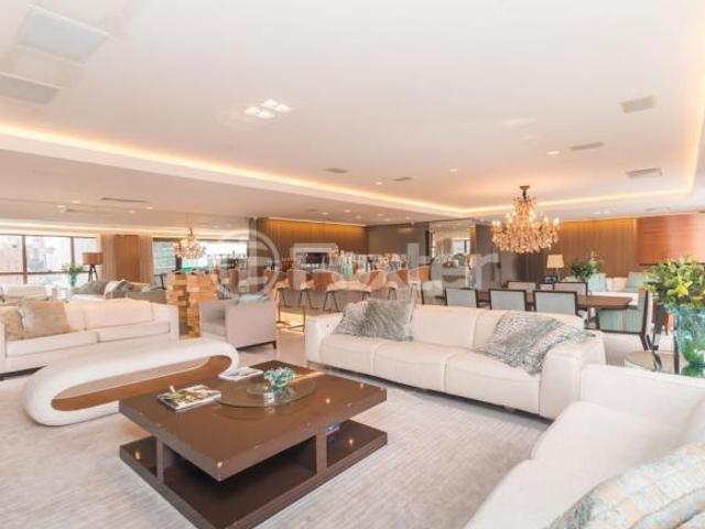 Apartamento, 3 dormitórios, 261.24 m², em Petrópolis