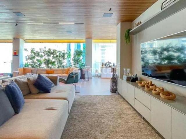 Apartamento, 3 dormitórios, 271 m², em Jardim Paulista