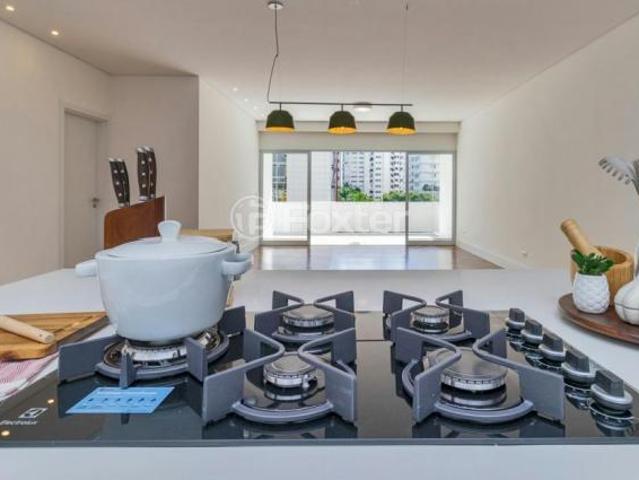 Apartamento, 3 dormitórios, 202 m², em Consolação