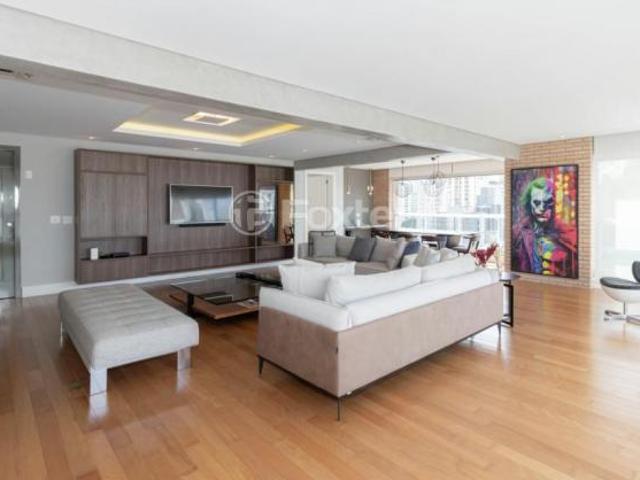 Apartamento, 3 dormitórios, 205 m², em Jardim Paulista
