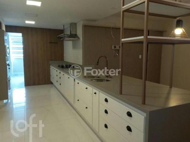 Apartamento, 3 dormitórios, 230.67 m², em Centro