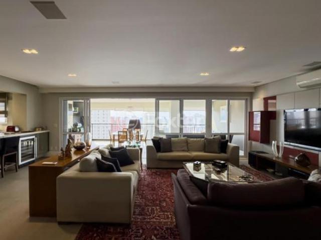 Apartamento, 3 dormitórios, 236 m², em Vila Gilda