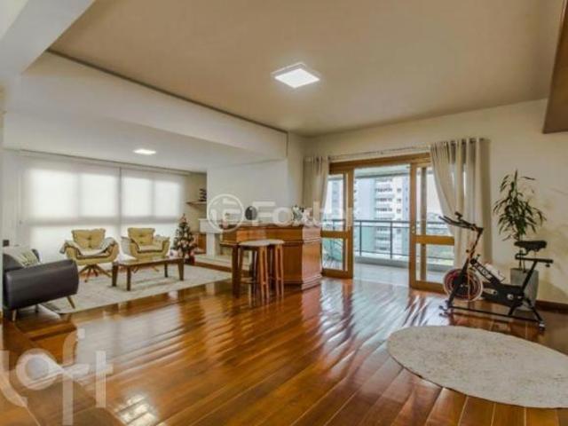 Apartamento, 3 dormitórios, 312.71 m², em Centro