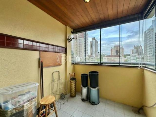 Apartamento, 3 dormitórios, 91.54 m², em Menino Deus