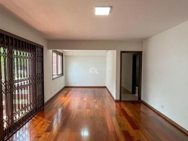 Apartamento 3 quartos, 1 suíte, com sacada e banheira. Contendo 129,70m² privativos, no bairro Petró
