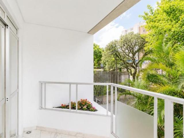 Apartamento 3 quartos, 2 vagas semimobiliado no Água Verde