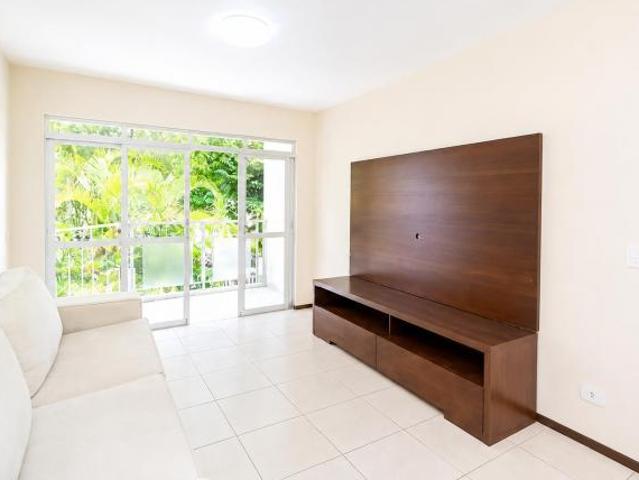 Apartamento 3 quartos, 2 vagas semimobiliado no Água Verde
