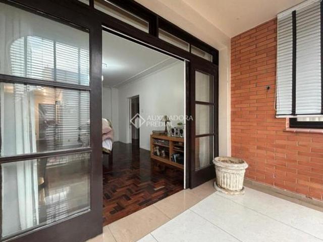 Apartamento 3 quartos, banheiro social e auxiliar, amplo living c/sacada e vaga de garagem ed.Helipo