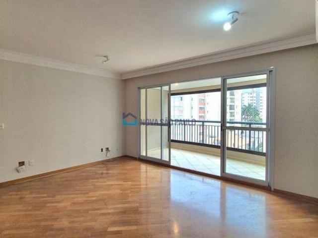 Apartamento 3 quartos em andar mediano com 2vagas demarcadas e depósito! Oportunidade!