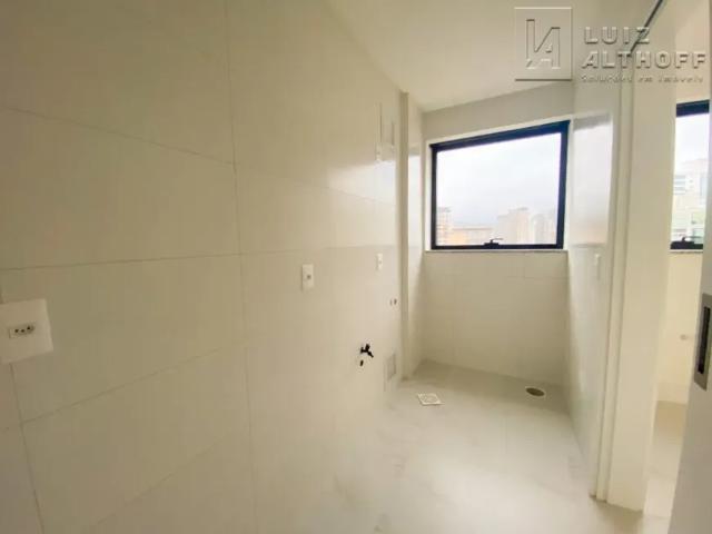 Apartamento 3 suítes em Meia Praia Itapema