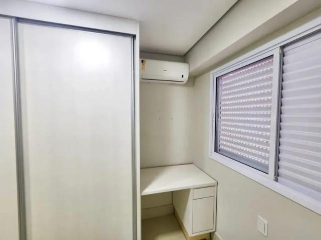 Apartamento 3 suítes à venda andar alto com armários a poucos metros da Praça da T25 no Setor Bueno