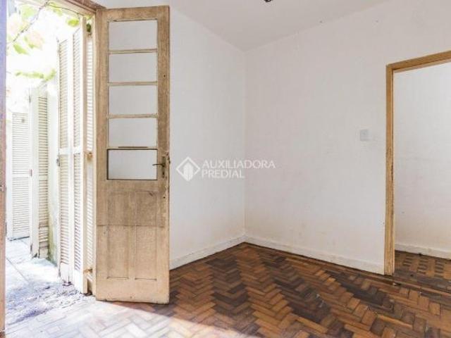 Apartamento térreo 3 dormitórios no Menino deus