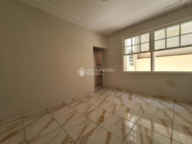 Apartamento térreo, 2 dormitórios, 2 pátios, 2 banheiros, dependência e opção com vaga de garagem