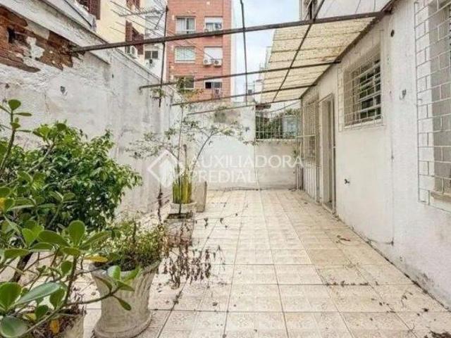 Apartamento térreo 2 dormitórios com pátio no Bom Fim Porto Alegre