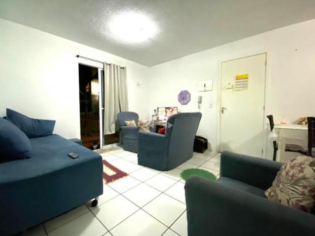 Apartamento térreo com dois dormitórios, pátio privativo e vaga de garagem no Co
