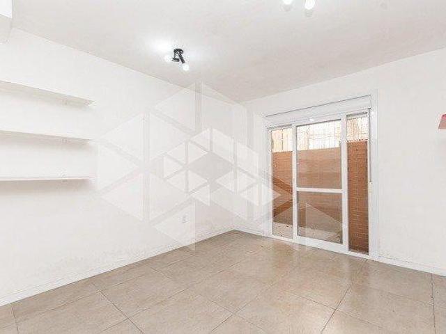 Apartamento térreo com dois pátios no bairro Cidade Baixa a metros da UFRGS