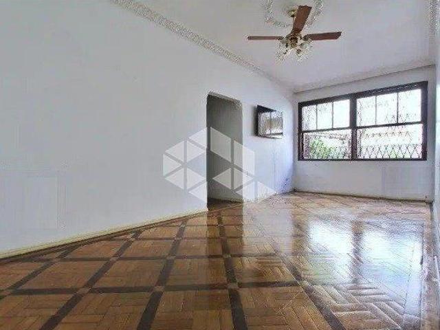 Apartamento térreo com pátio de 3 quartos no Menino Deus