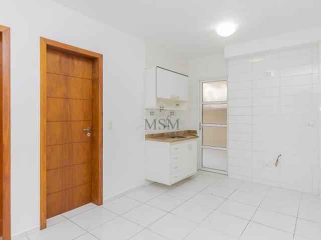 Apartamento térreo com sacada ampla, 1 dormitório e 1 vaga no Hugo Lange/Juvevê!