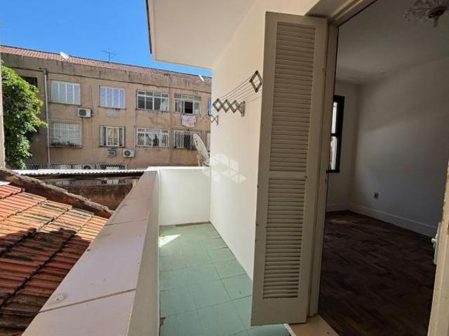 APARTAMENTO TÉRREO COM 2 DOMRITÓRIOS, NO MENINO DEUS, COM 72,80M² PROXIMO A ROTULA DO PAPA