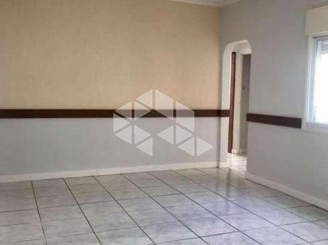 APARTAMENTO TÉRREO, COM 2 PÁTIOS, MENINO DEUS