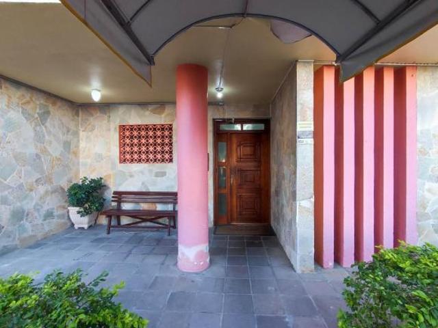 Apartamento térreo com 2 quartos e área externa